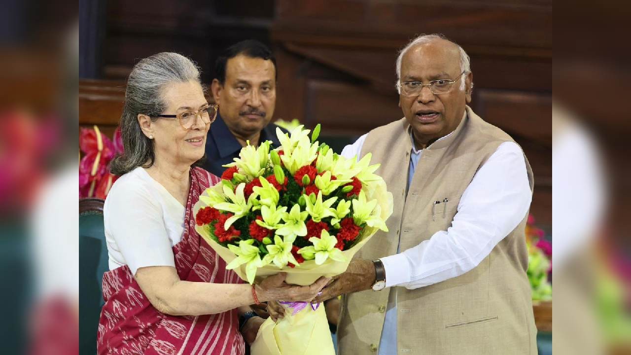 CWC unanimously elects Sonia Gandhi as Congress Parliamentary Party chairperson