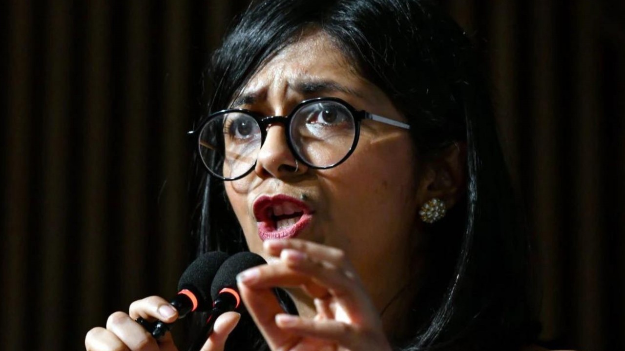 SSwati Maliwal removes CM Kejriwal's photo from X profile amid AAP ...